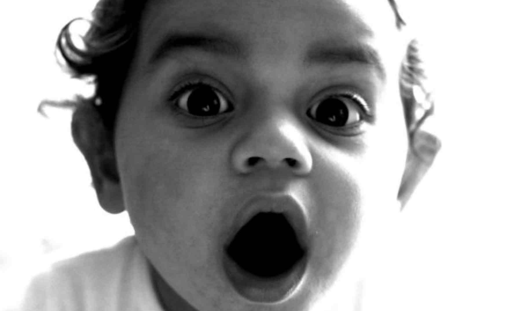 Un niño flipando con dos gemelas